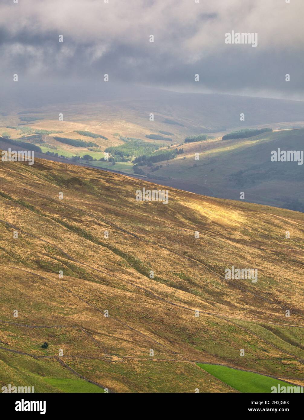 Dramatic atmospheric light on moorland and mountains, Yorkshire Dales ...