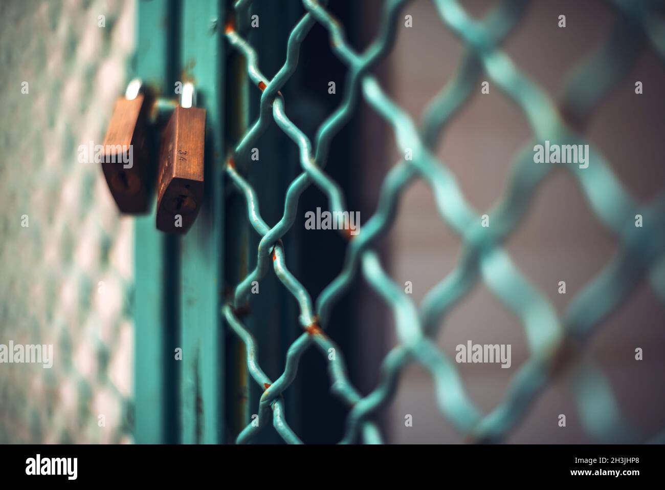 Pad lock on gate hi-res stock photography and images - Alamy