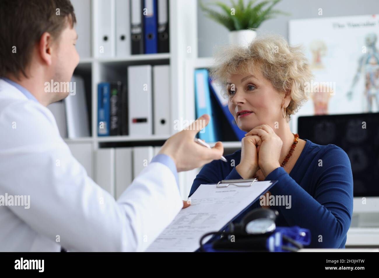 Lady listen hi-res stock photography and images - Alamy