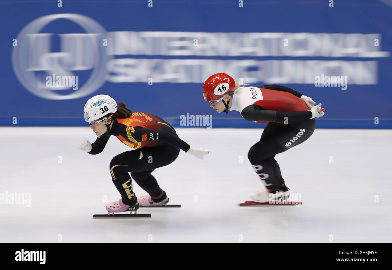 Nagoya, Japan. 29th Oct, 2021. Han Yutong (L) of China competes during ...