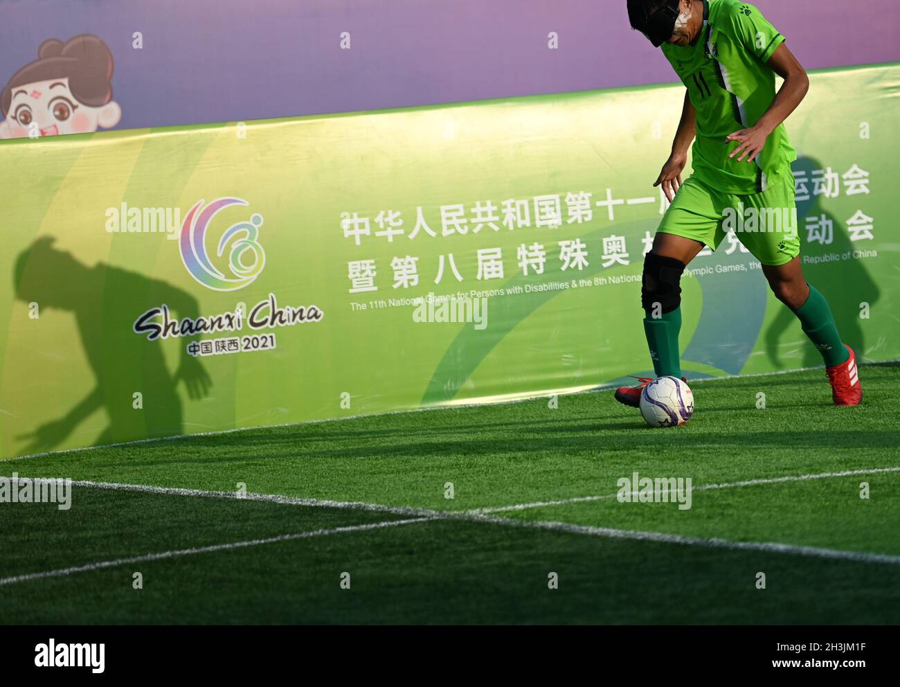 (211029) -- XI'AN, Oct. 29, 2021 (Xinhua) -- Zhu Ruiming, player of ...