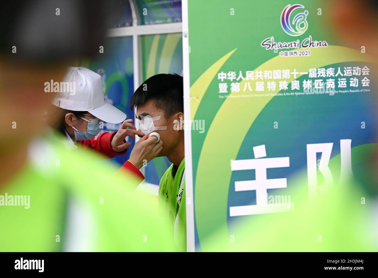 (211029) -- XI'AN, Oct. 29, 2021 (Xinhua) -- Zhui Ruiming (R) prepares ...
