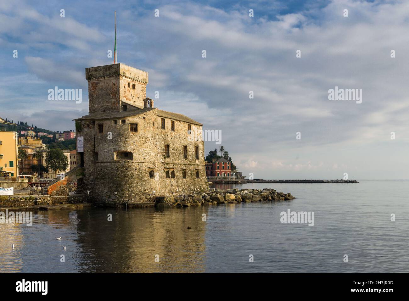 Castle on the sea hi-res stock photography and images - Alamy
