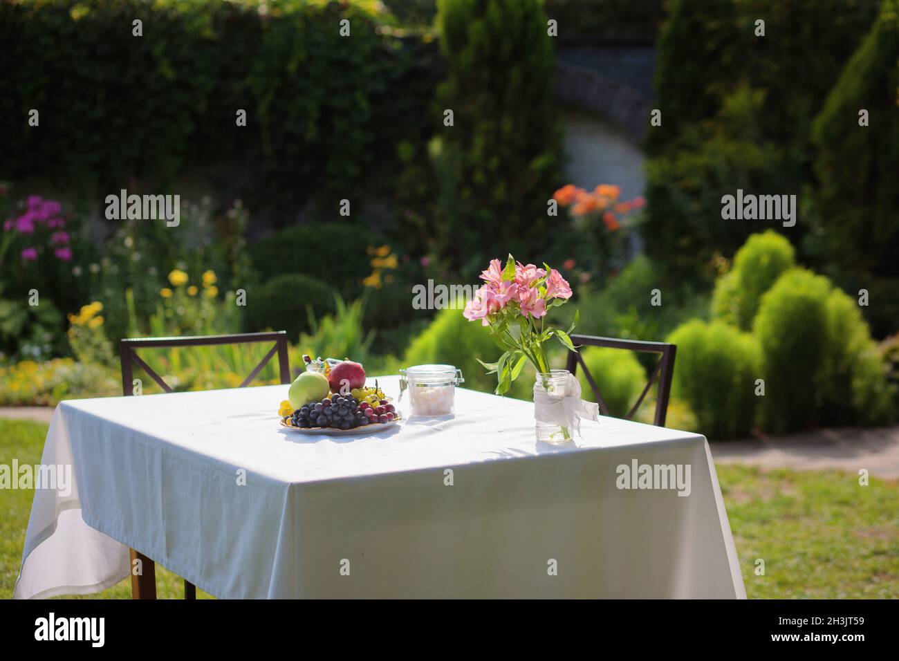 Cottage table hi-res stock photography and images - Alamy