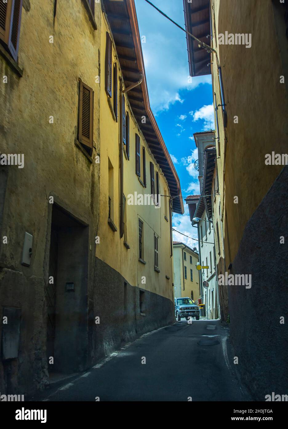 Typical Italian streets Stock Photo - Alamy