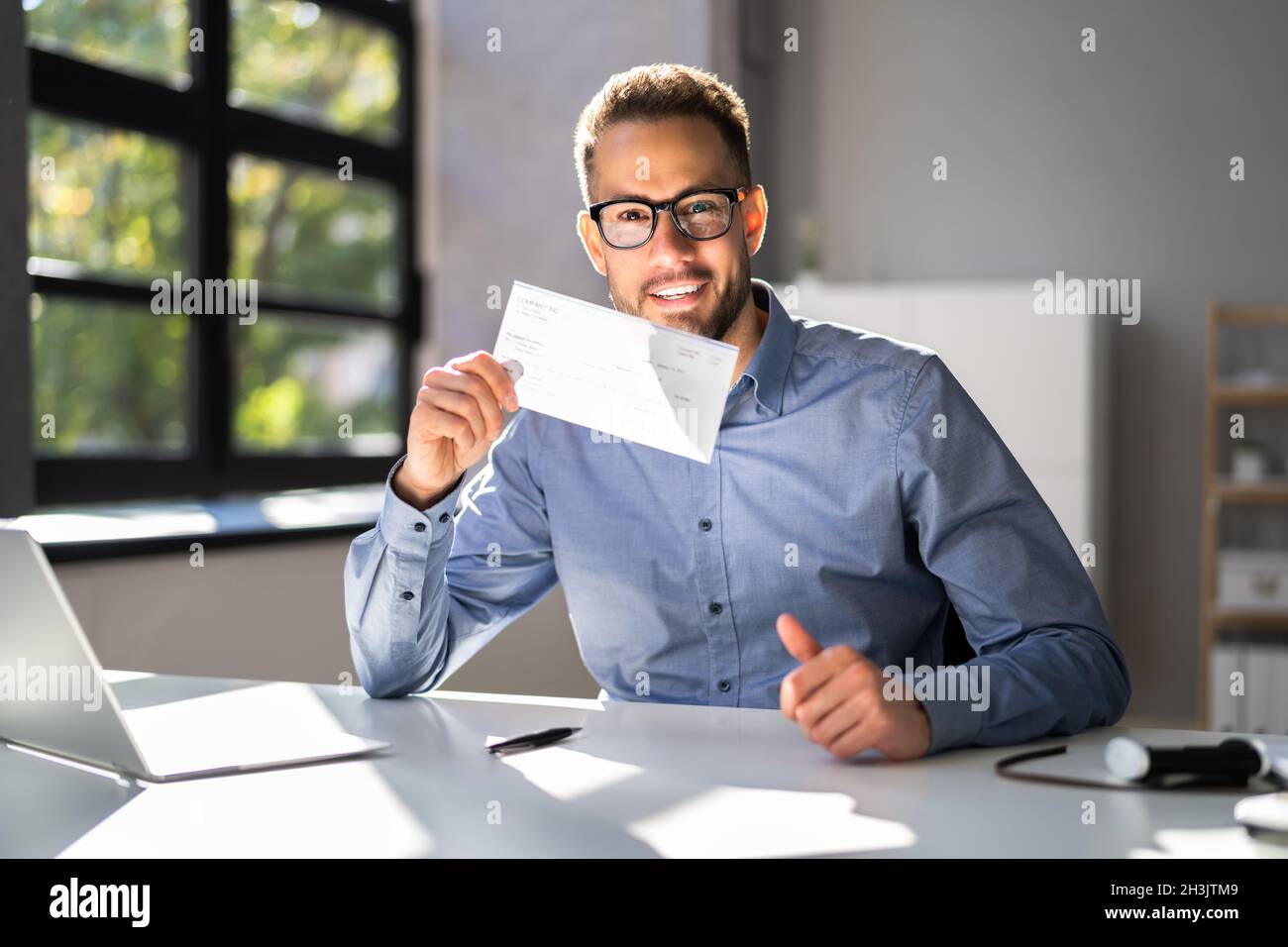 Man holding cheque hi-res stock photography and images - Alamy