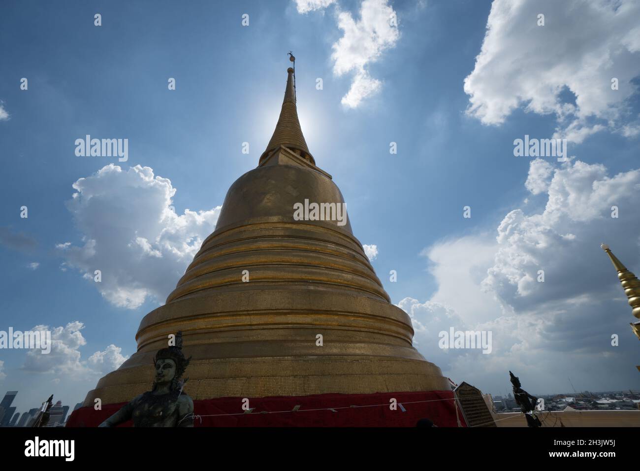 Golden mount wat saket architecture hi-res stock photography and images ...