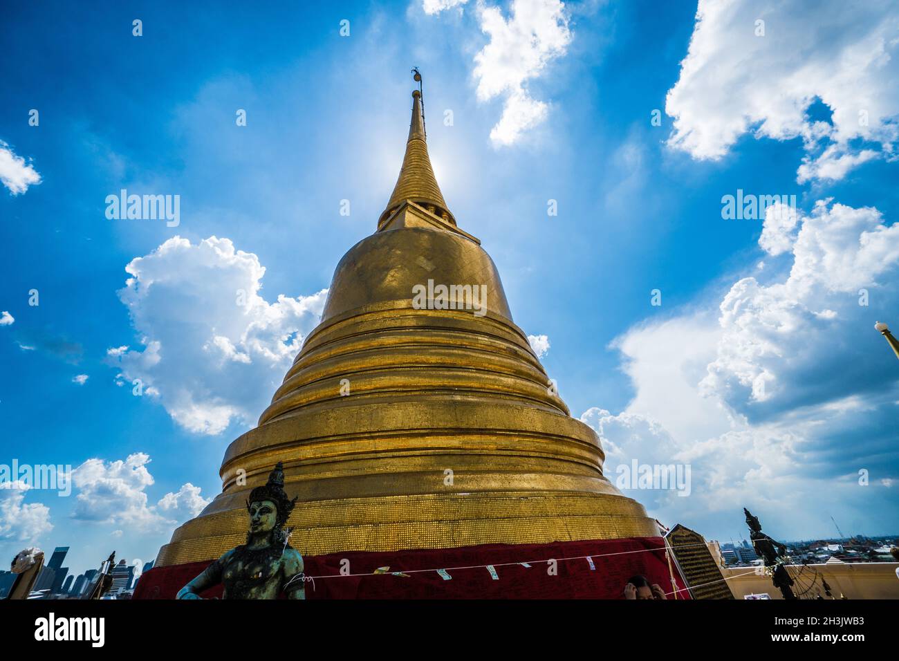 Golden mount wat saket architecture hi-res stock photography and images ...