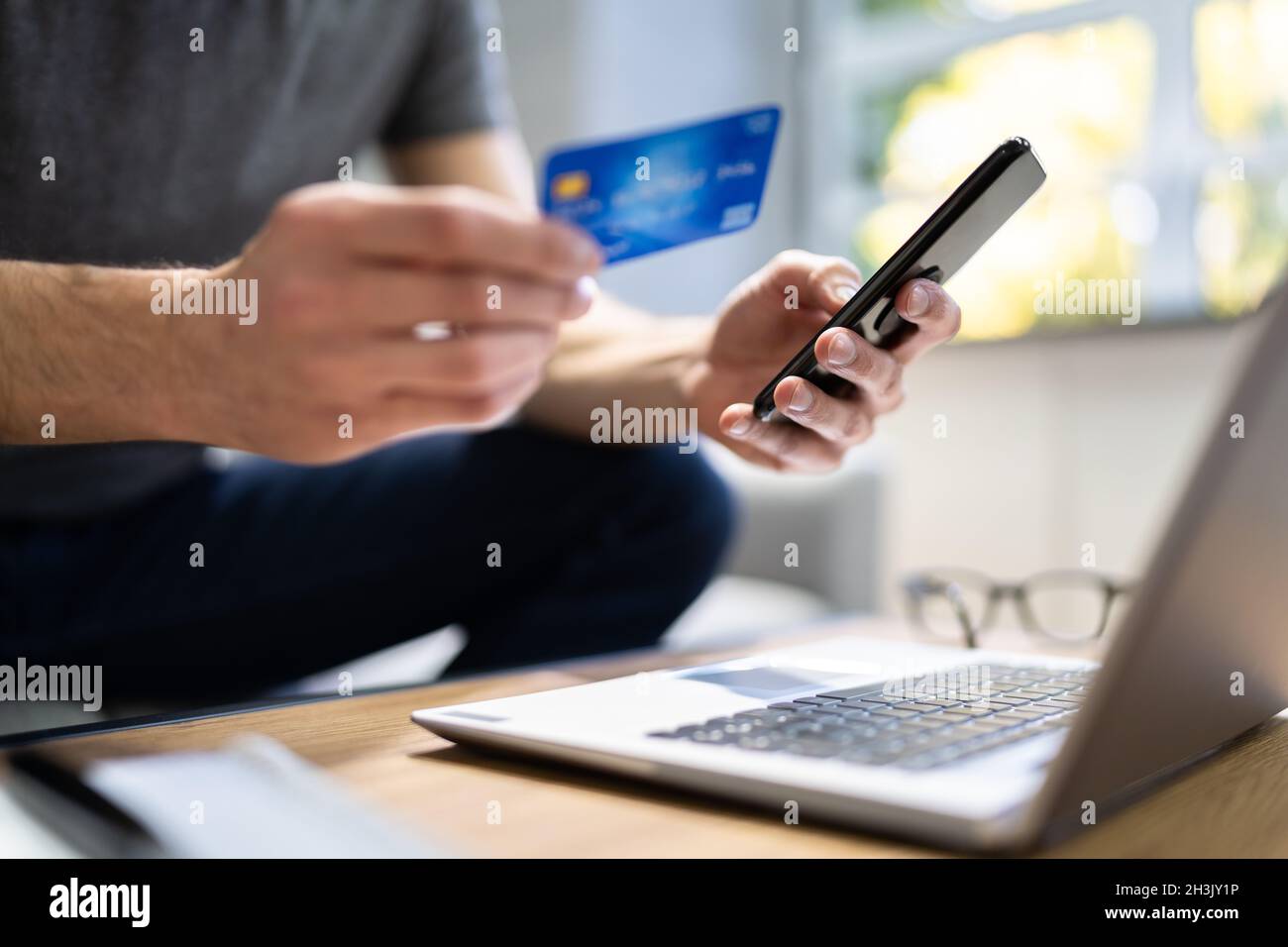 Credit card payment shopping mobile hi-res stock photography and images ...