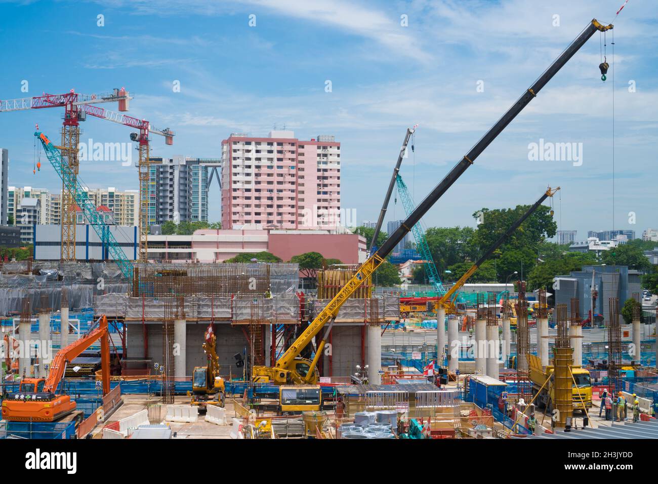 Tall crane building skyscrapers hi-res stock photography and images - Alamy
