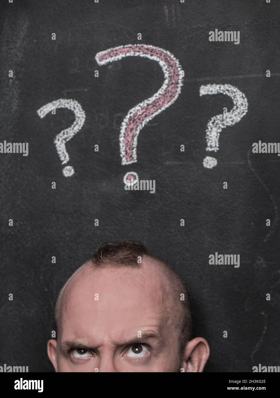 Confused man and question marks Stock Photo - Alamy