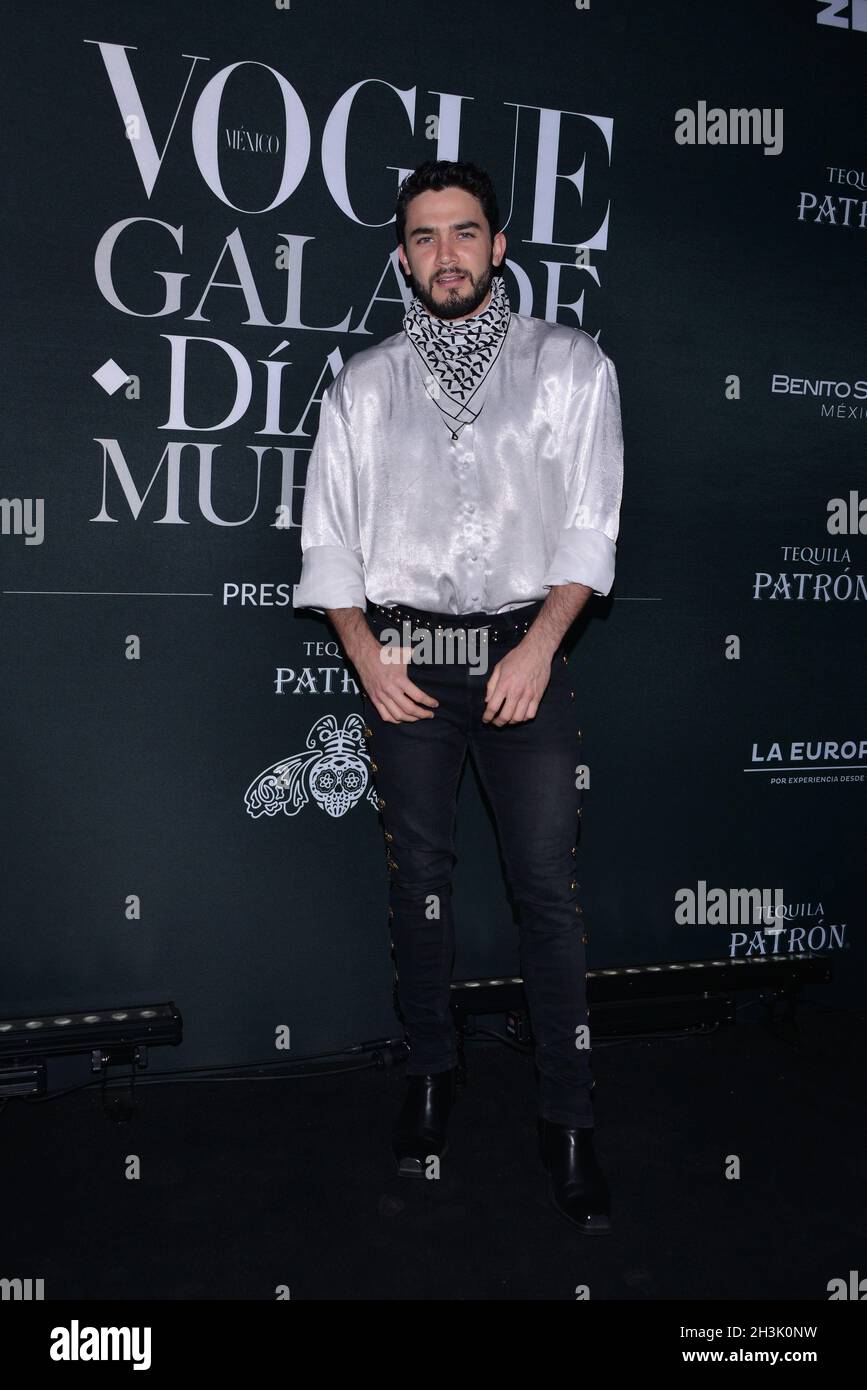 Non Exclusive: MEXICO CITY, MEXICO - OCTOBER 28, 2021: Actor Jose ...
