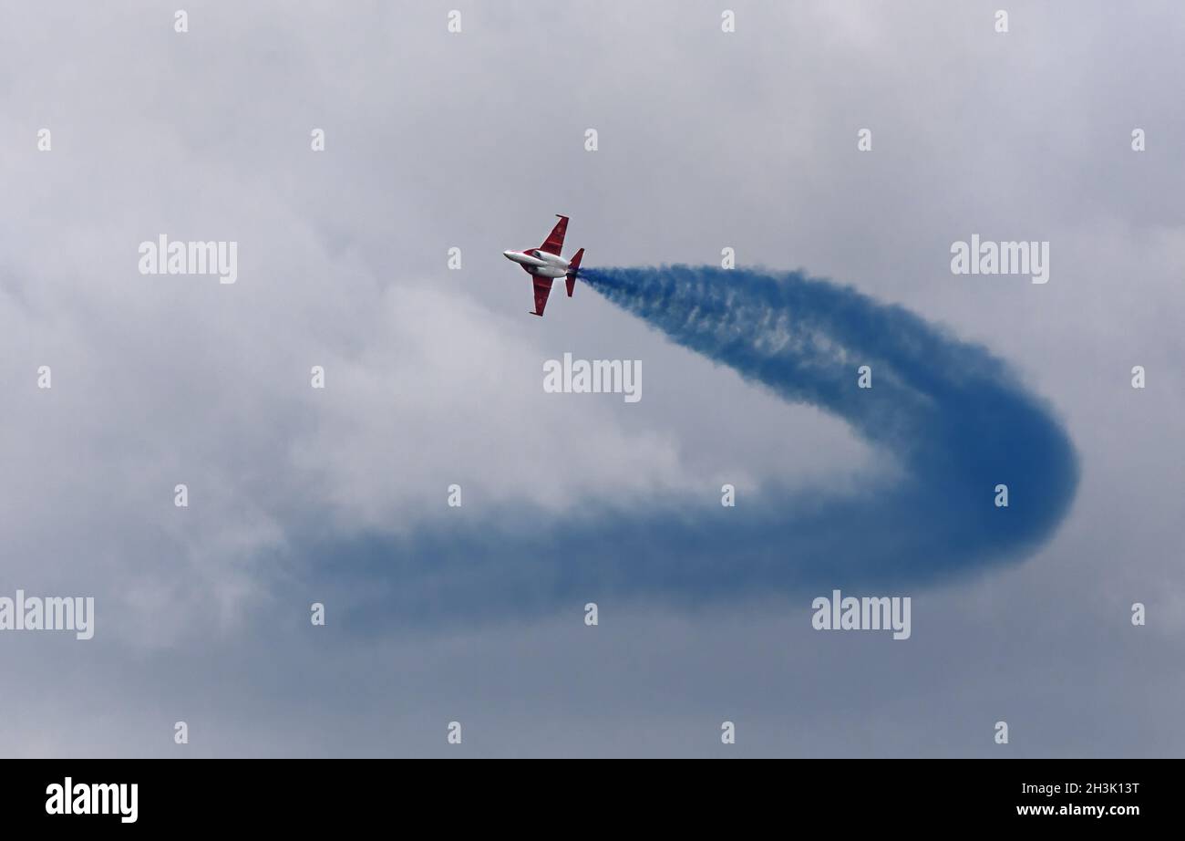 Aerobatic team making loopings in the air Stock Photo - Alamy