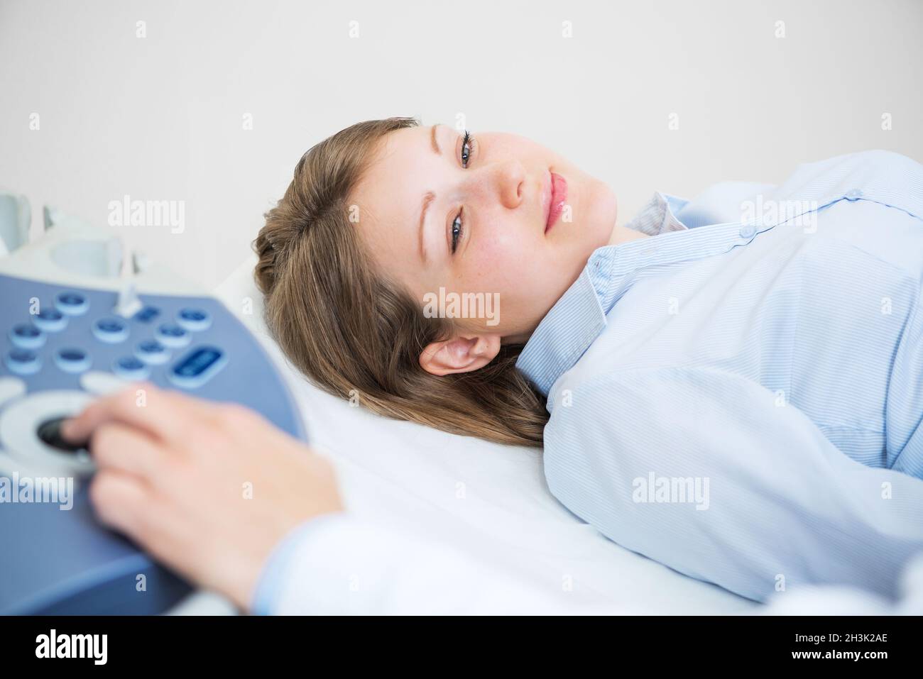 Doctor ultrasound sonogram procedure pregnant hi-res stock photography ...