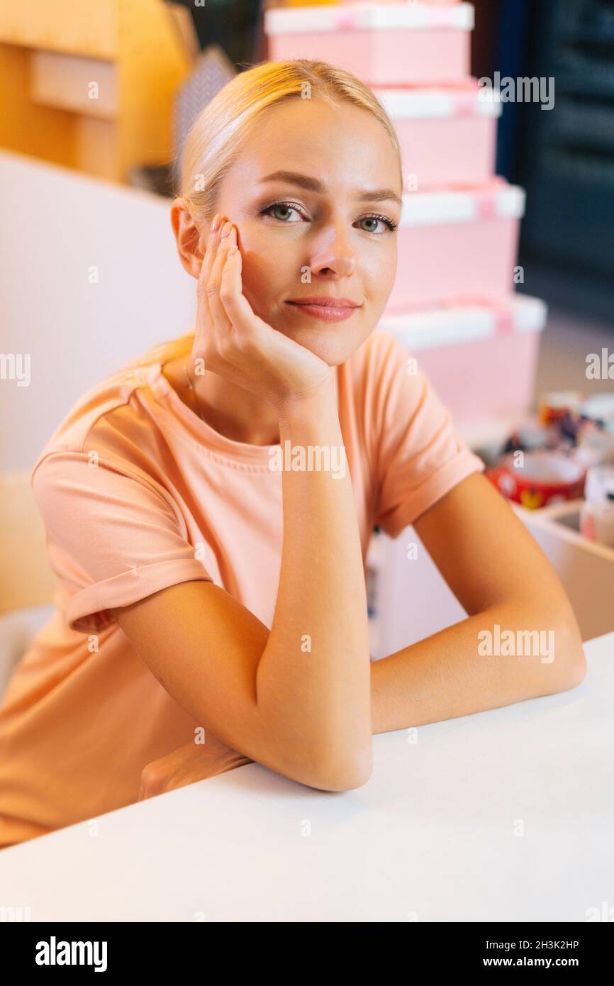 Sad woman counter hi-res stock photography and images - Alamy