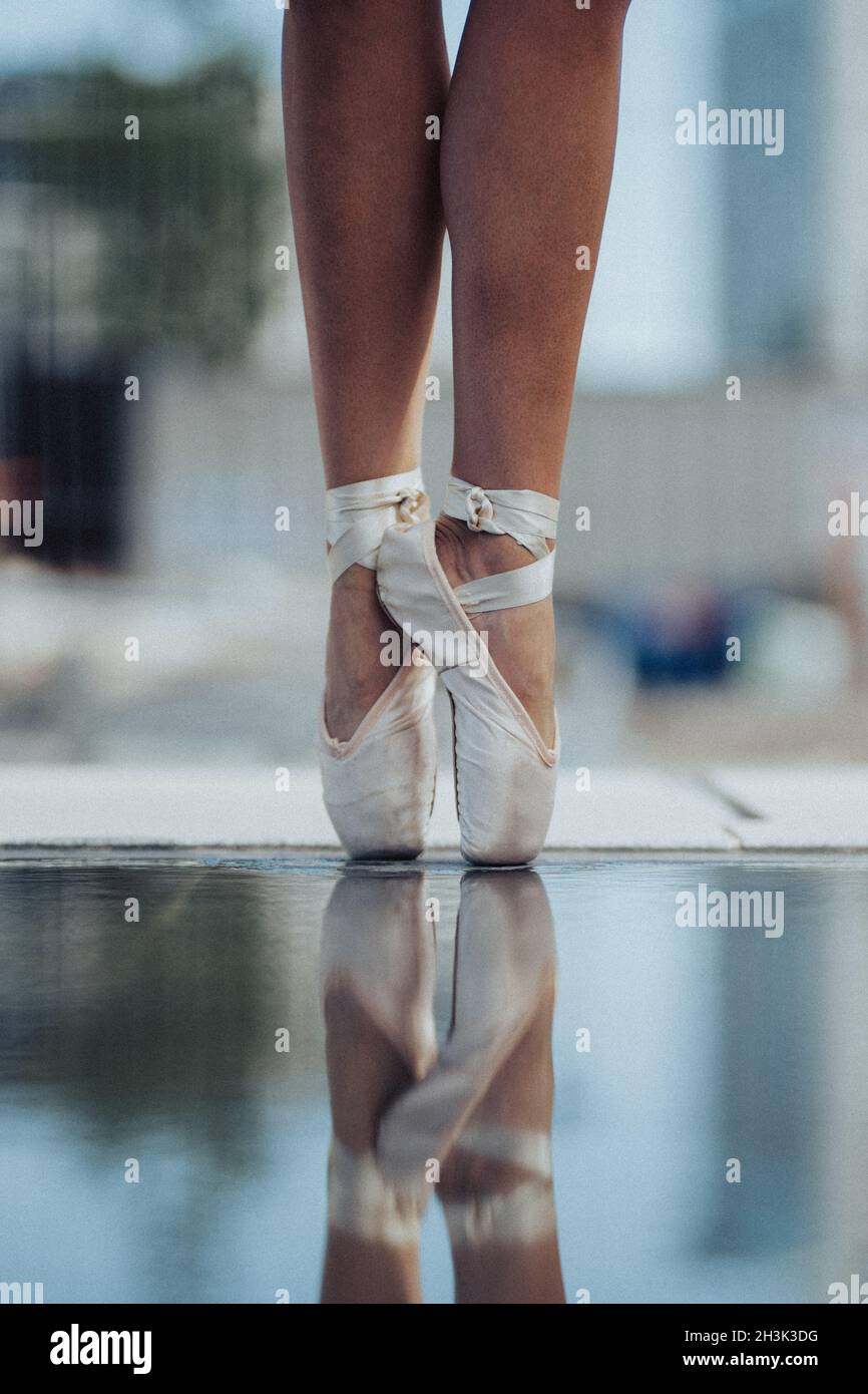 Ballerina dancing pointe shoes hi-res stock photography and images - Alamy