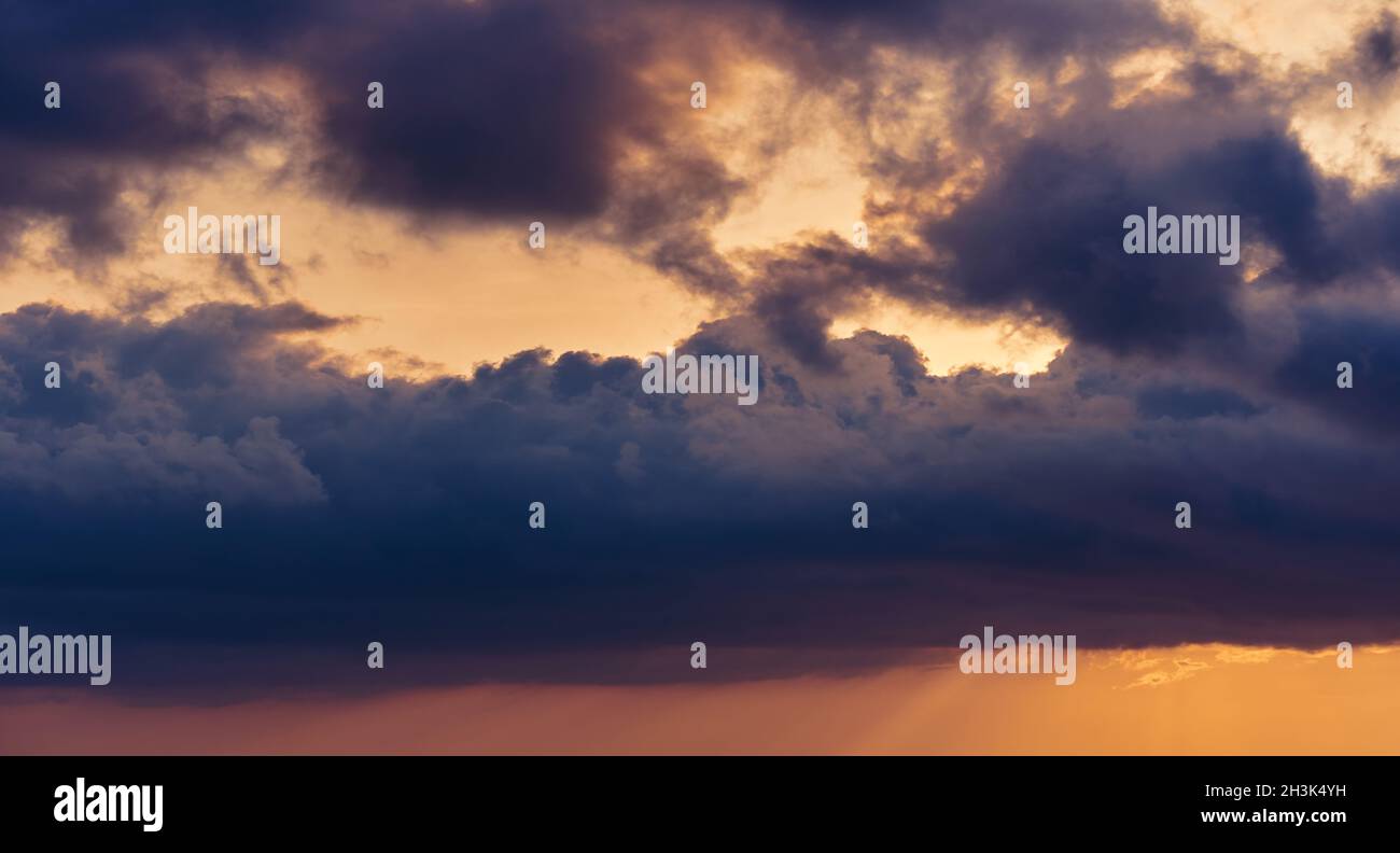 Dramatic backdrops hi-res stock photography and images - Alamy