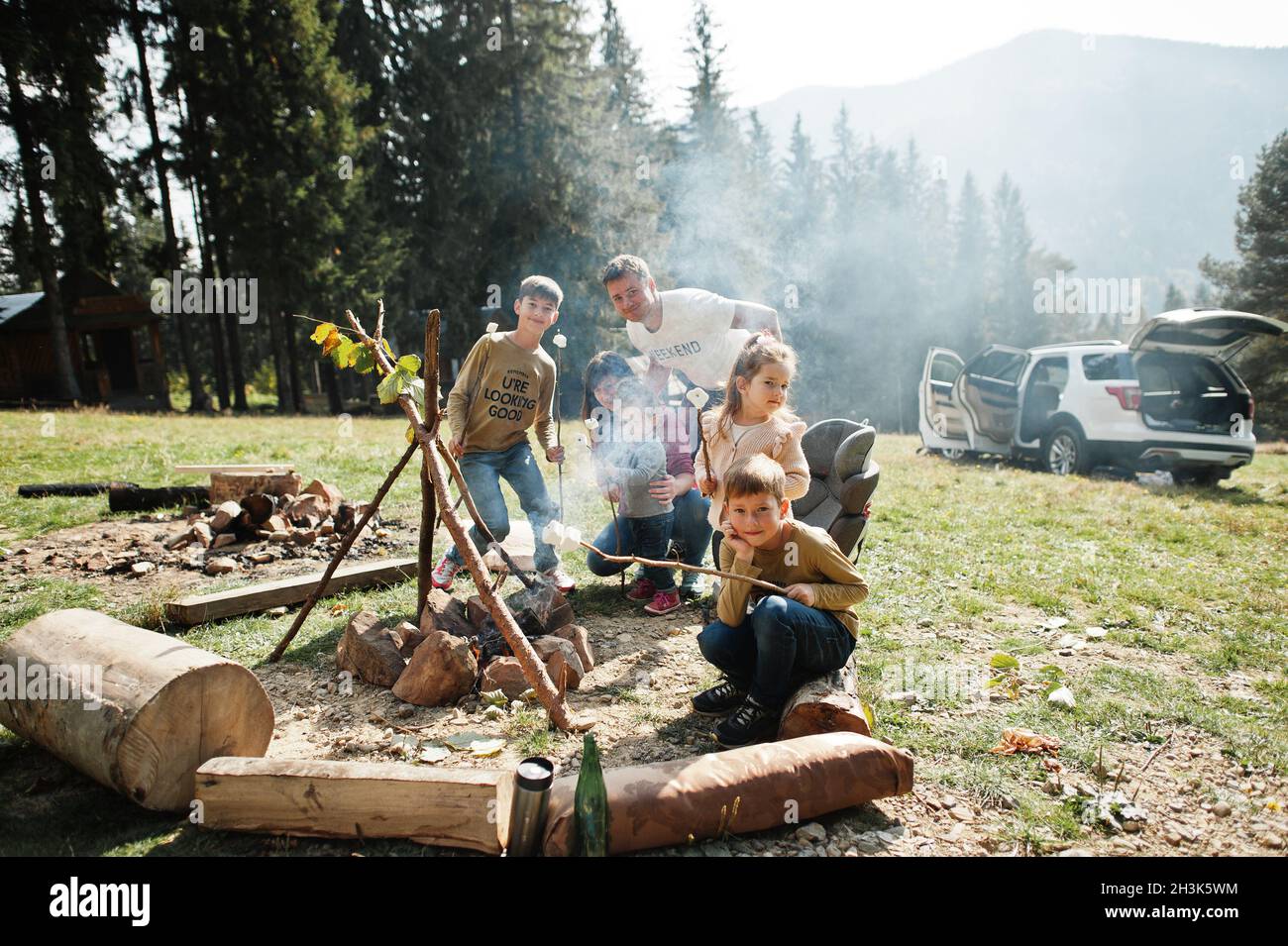 Family bonfire hi-res stock photography and images - Alamy
