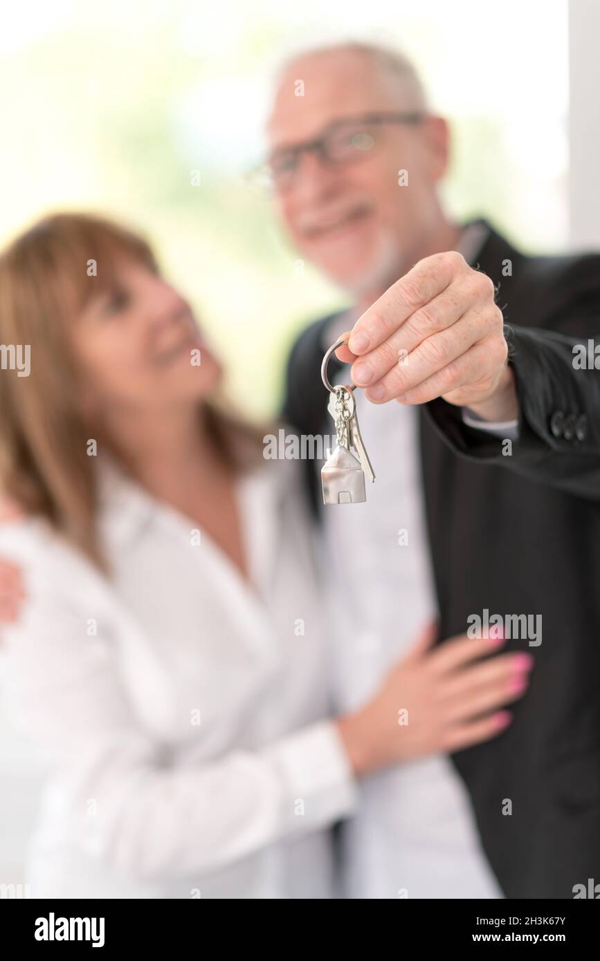 Happy senior couple showing house keys Stock Photo - Alamy