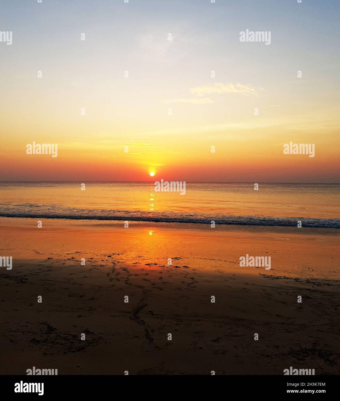 Beautiful sunset at the beach hi-res stock photography and images - Alamy