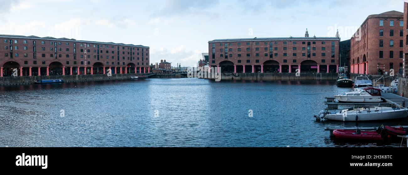 Liverpool enclosed docks hi-res stock photography and images - Alamy