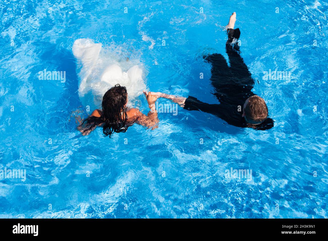 Couple outdoors by swimming pool hi-res stock photography and images ...