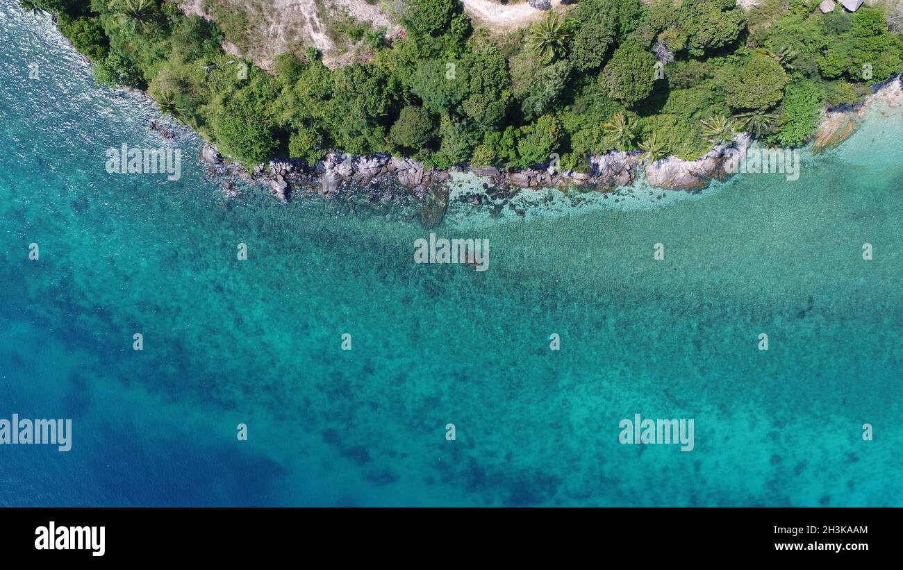 Water around rocks hi-res stock photography and images - Alamy