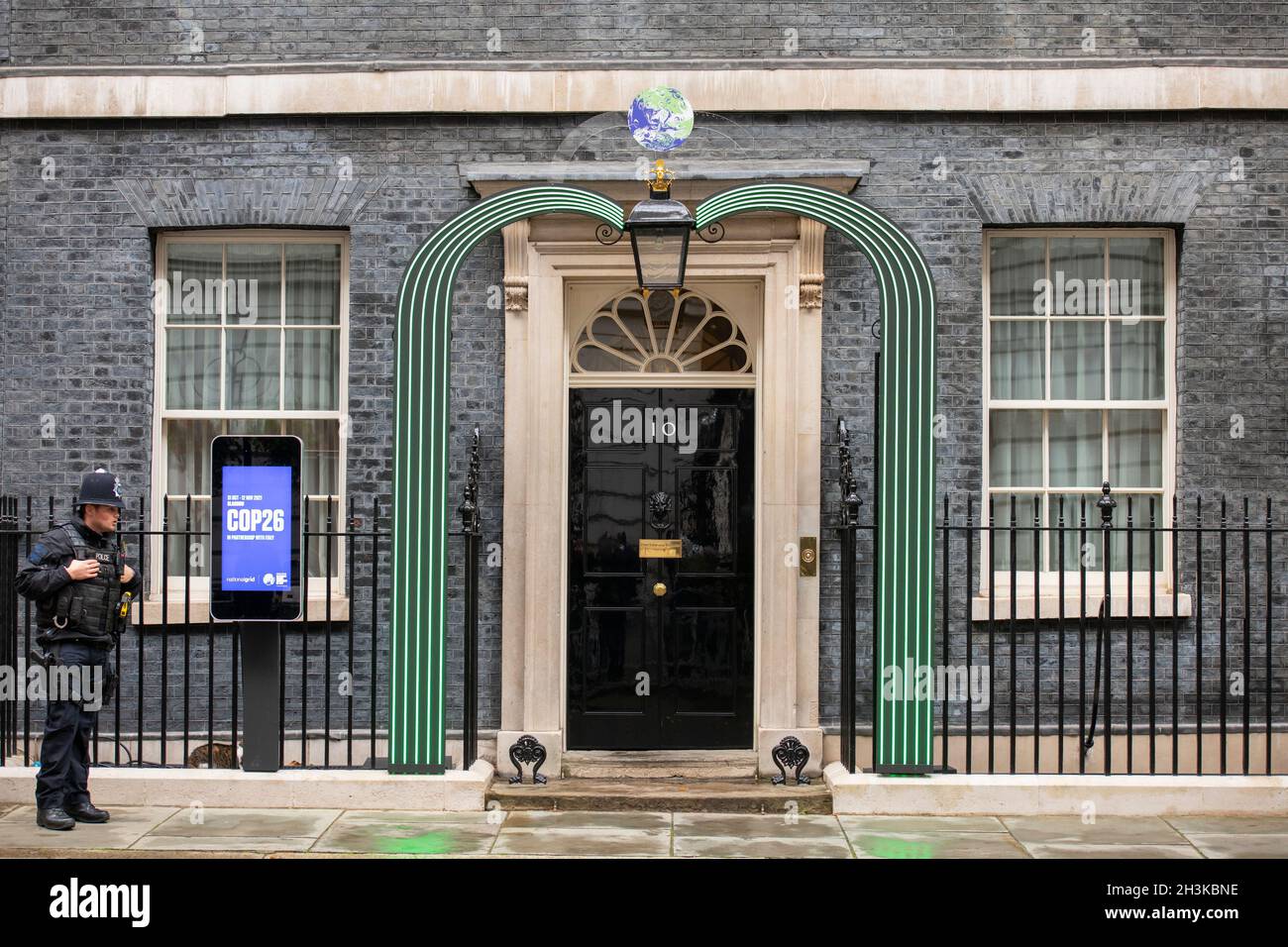 Police officer at front door hi-res stock photography and images - Alamy