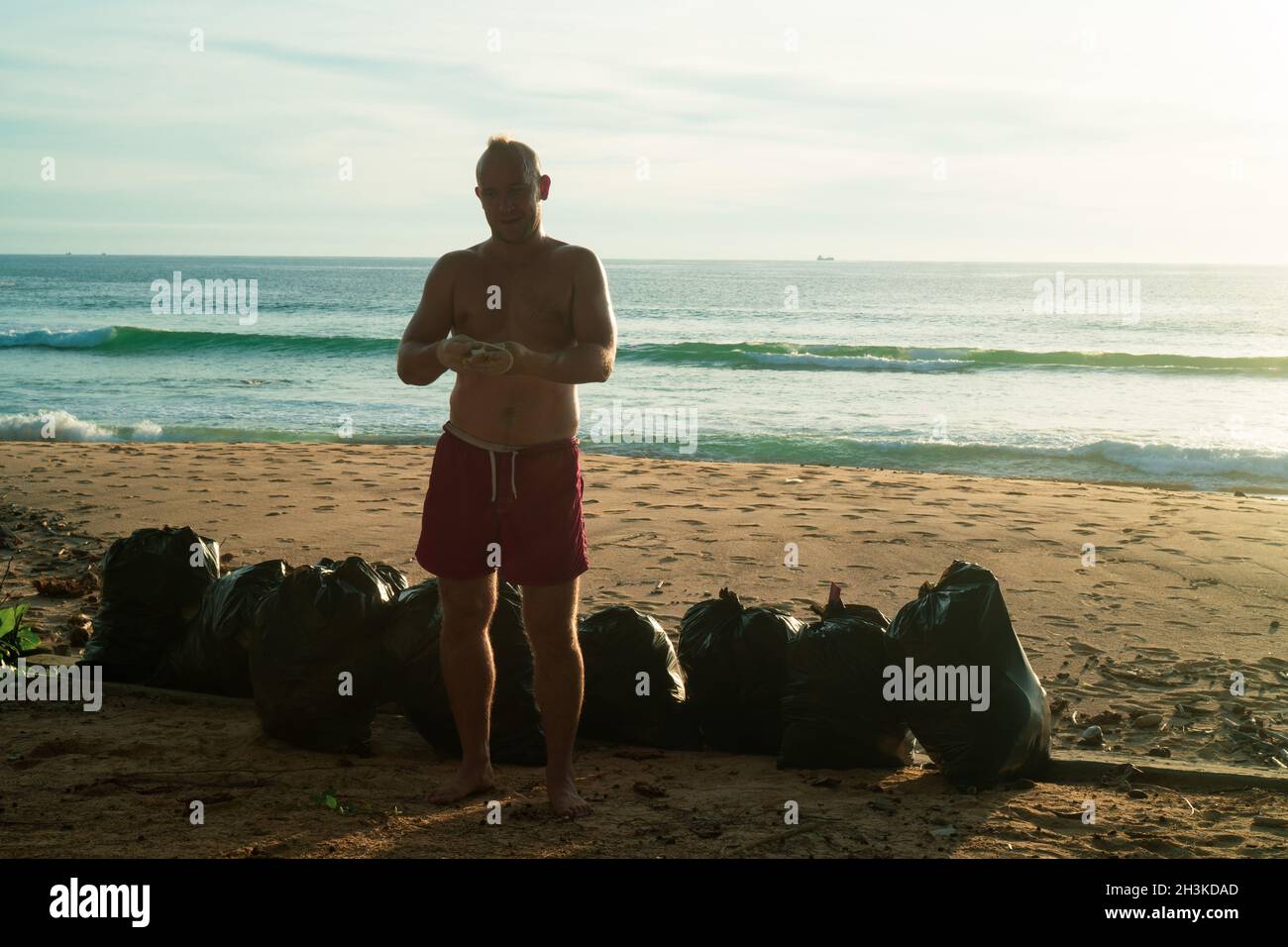 Community beach cleaning hi-res stock photography and images - Alamy