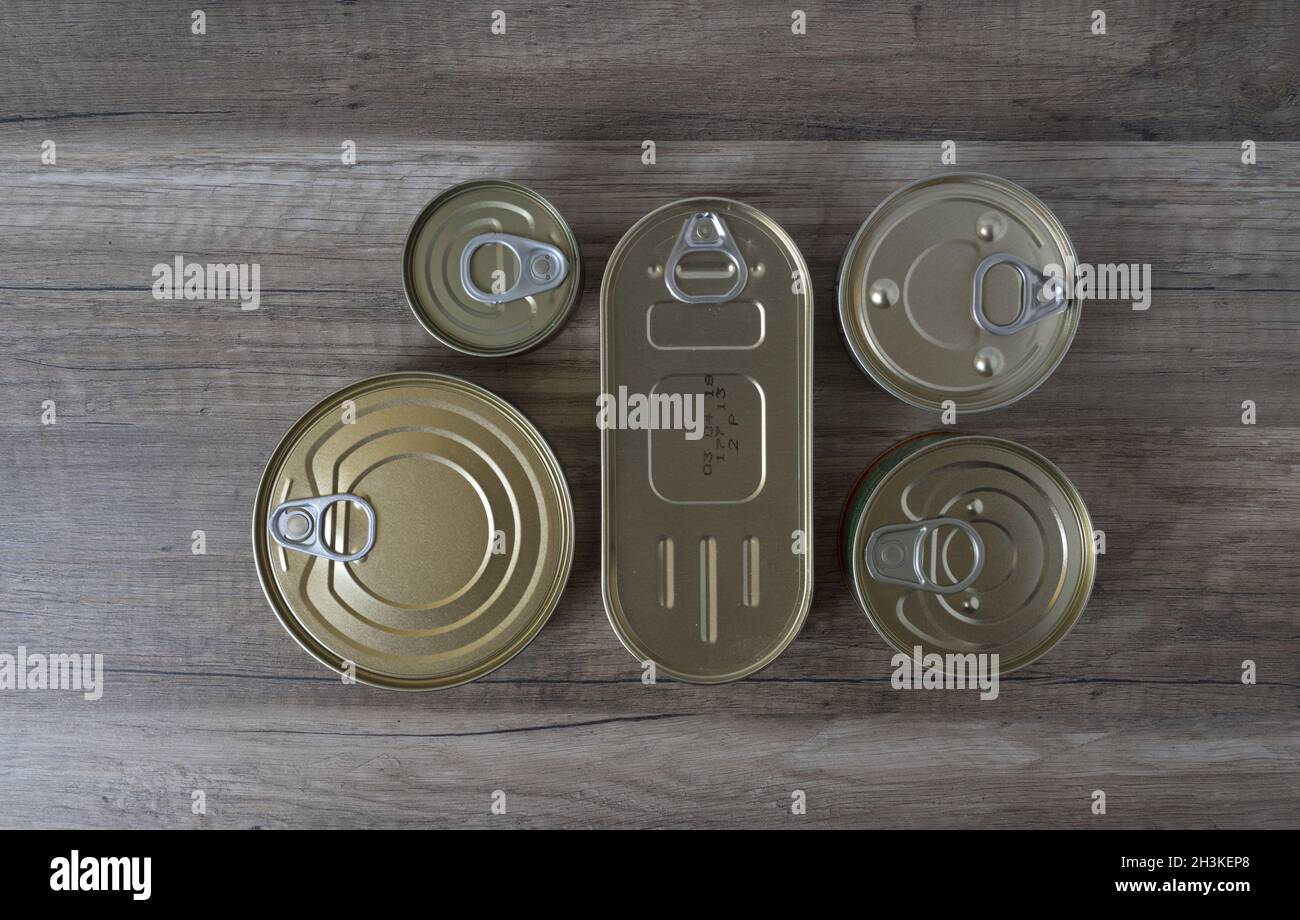 Silver food cans hi-res stock photography and images - Alamy