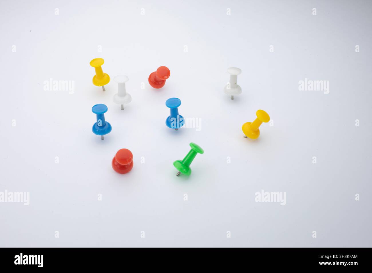 Set of push pins in different colors. Thumbtacks. Top view. Vector ...