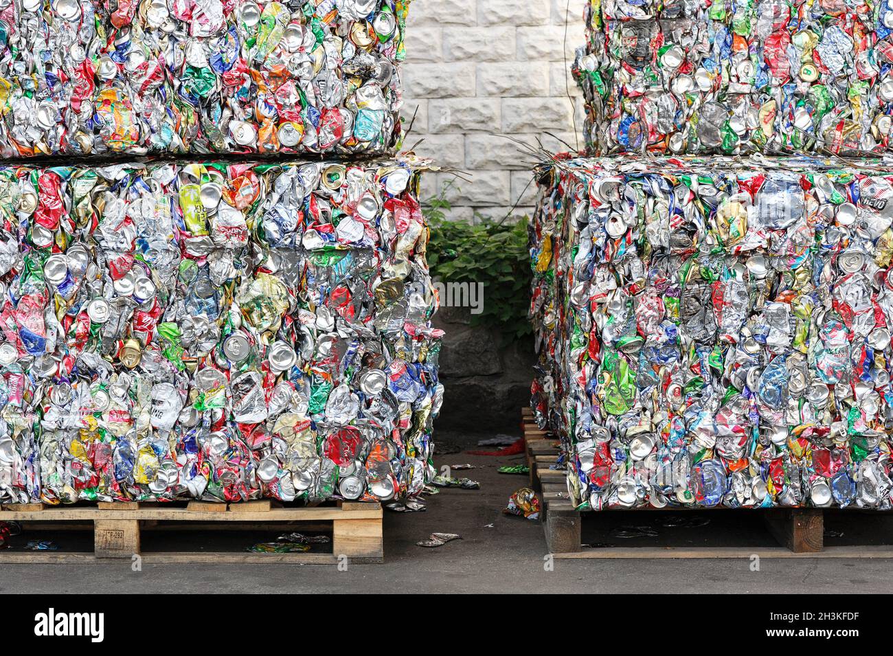 Metal drink cans from soft drinks squashed for recycling Stock Photo ...