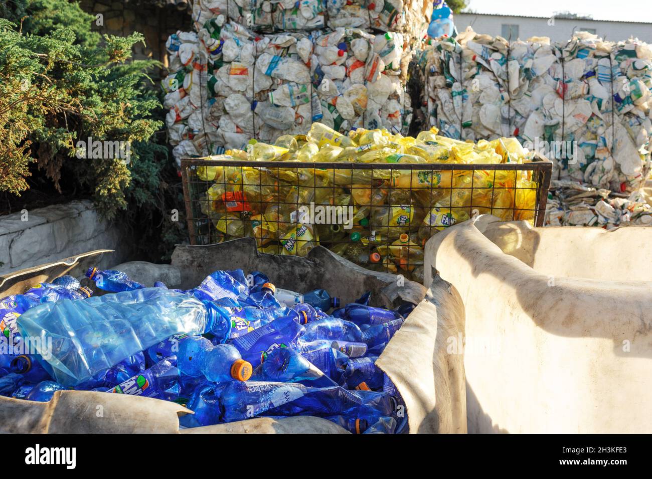 Piles of plastic bottles hi-res stock photography and images - Alamy
