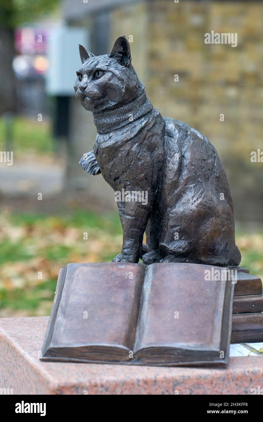 Statue of bob the cat hi-res stock photography and images - Alamy
