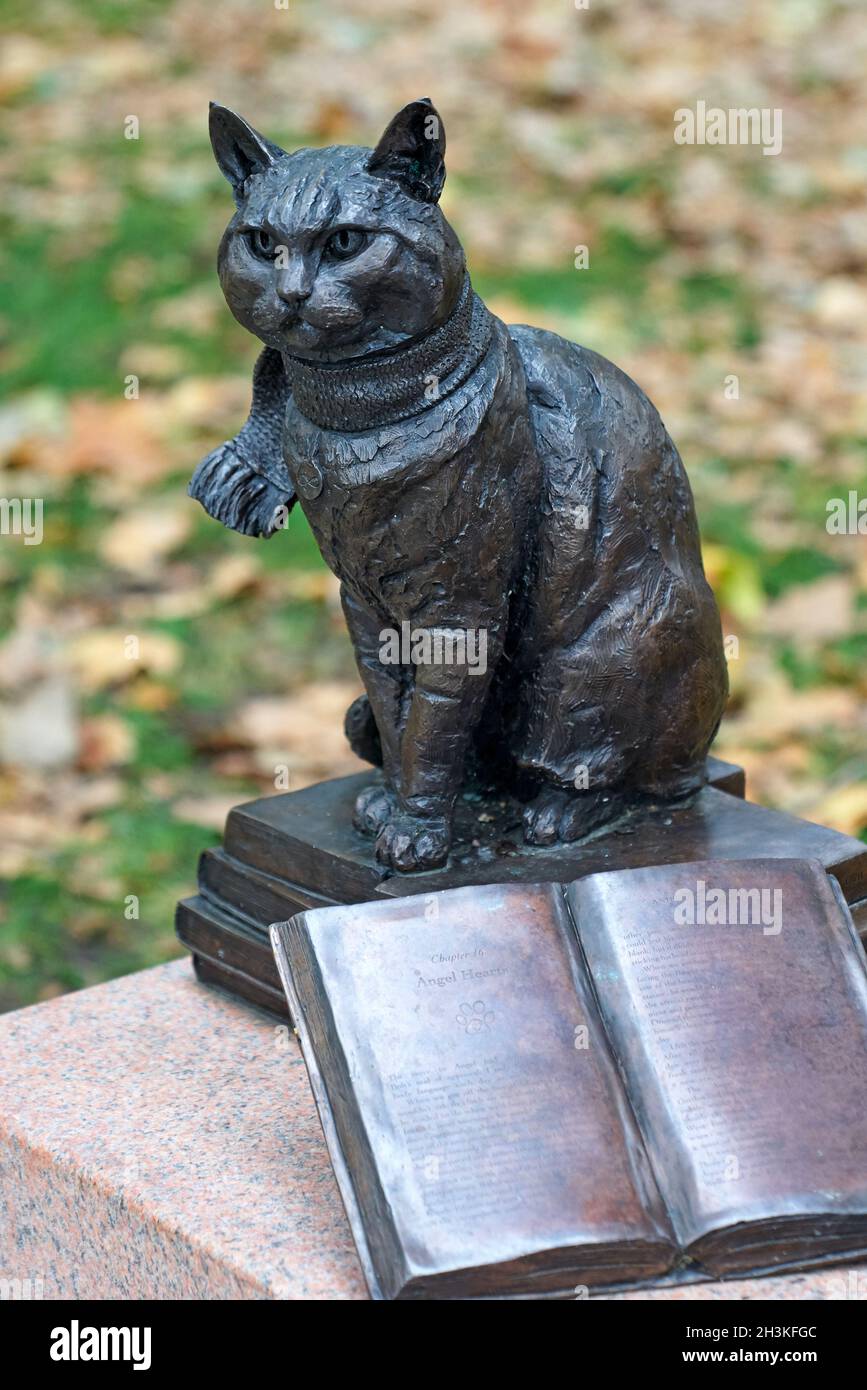 Street cat bob statue hi-res stock photography and images - Alamy
