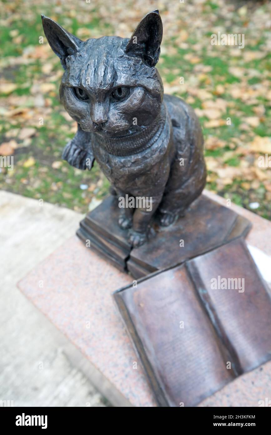 statue of Street Cat Named Bob Islington Stock Photo - Alamy