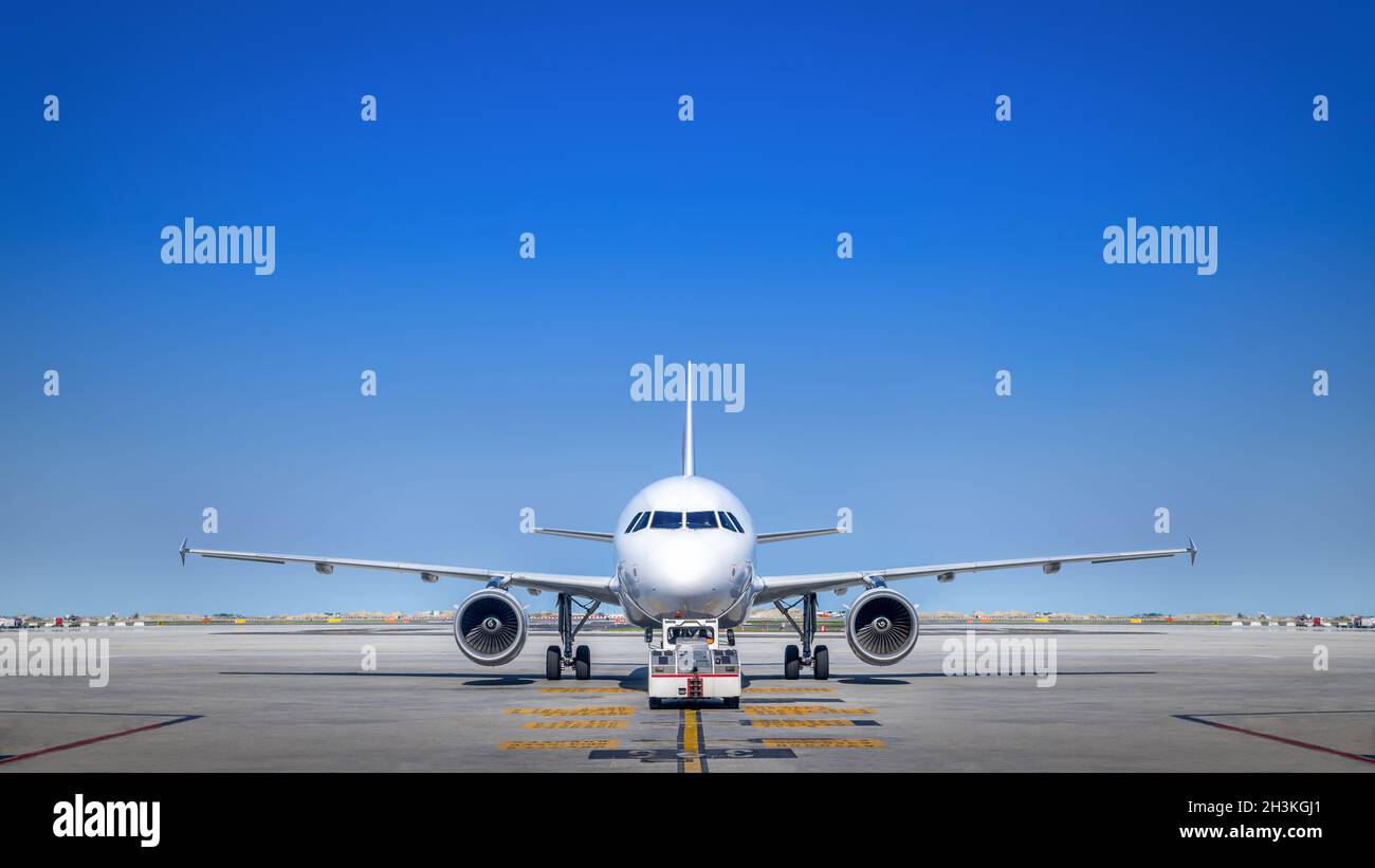 Airplane taxing for take off hi-res stock photography and images - Alamy
