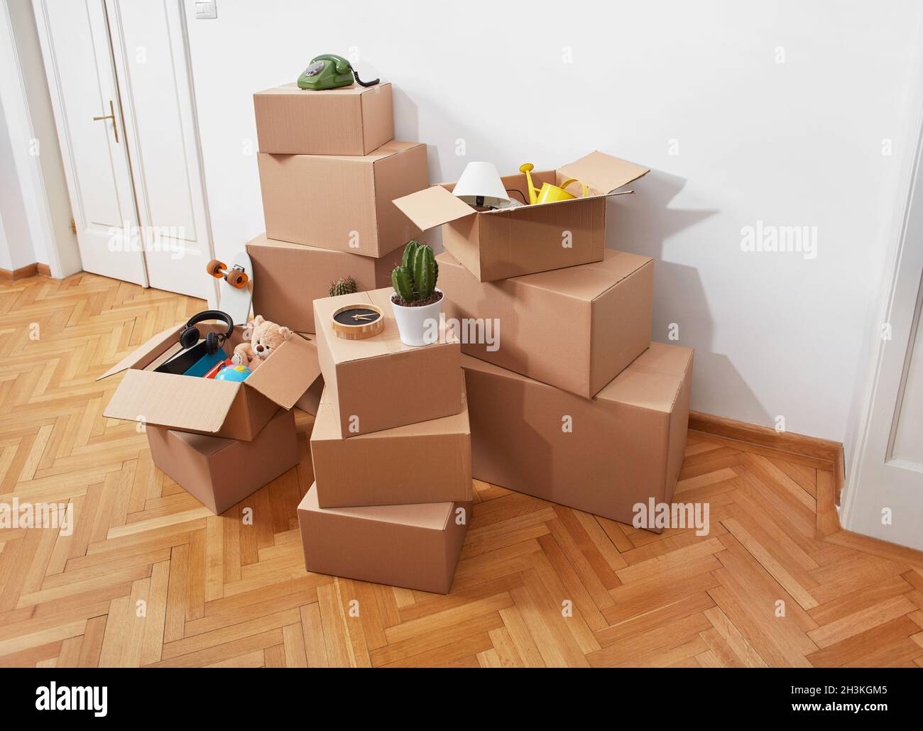 Cardboard boxes with belongings Stock Photo - Alamy