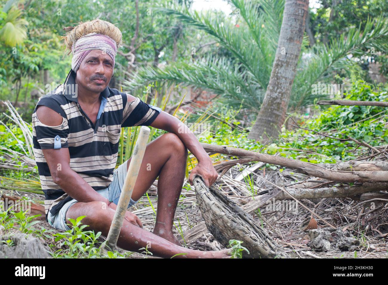 Indian labourer drinking water in the village Stock Photo - Alamy