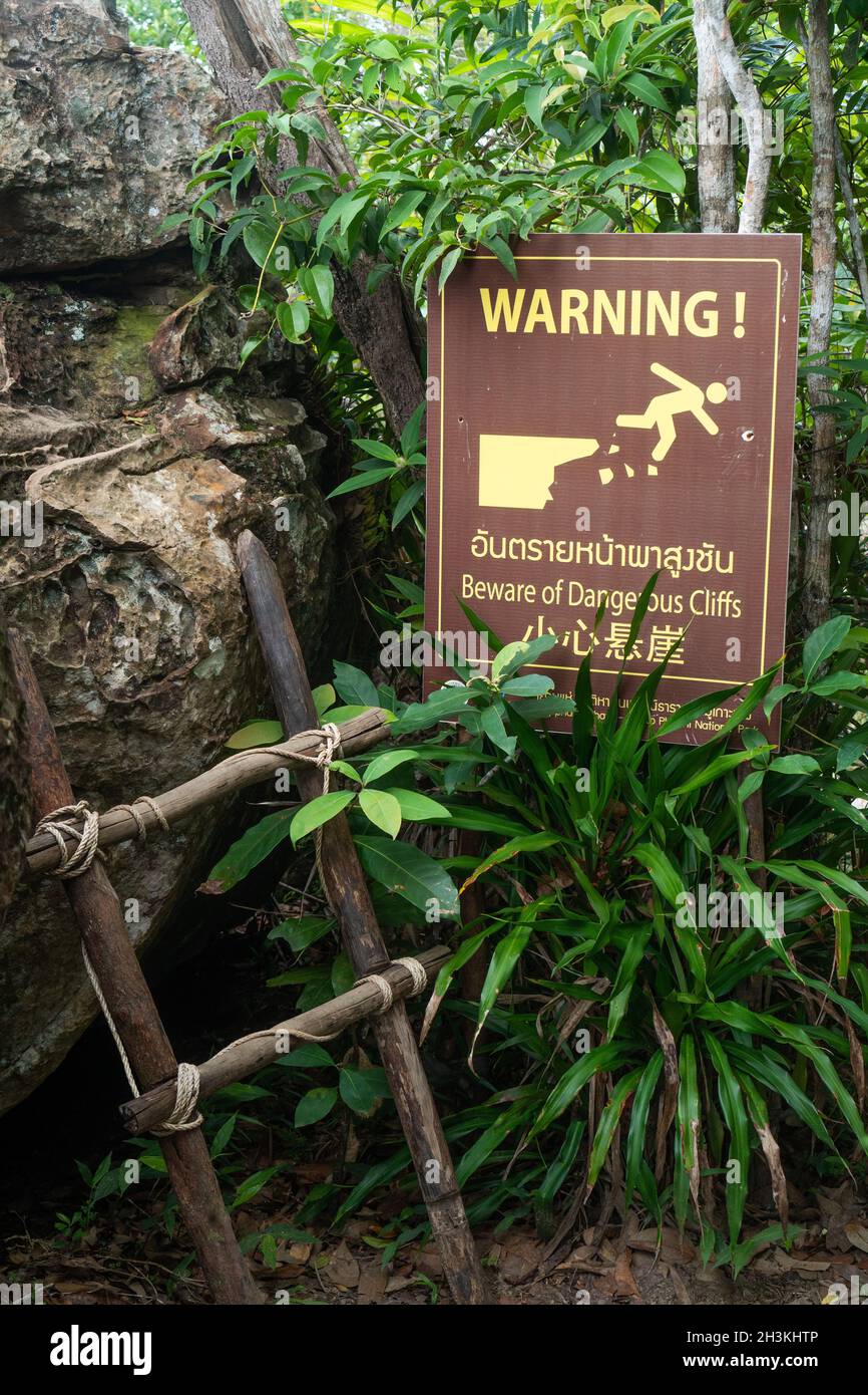 Danger beware cliff edge sign hi-res stock photography and images - Alamy