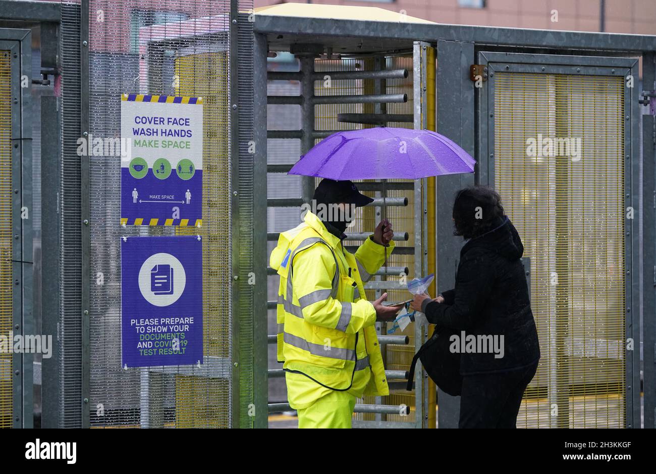 Security with people queuing to enter the campus in Glasgow for the UN ...