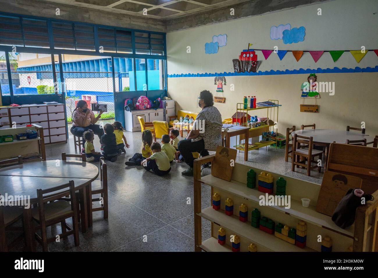 Caracas, Distrito Capital, Venezuela. 27th Oct, 2021. Return to classes ...
