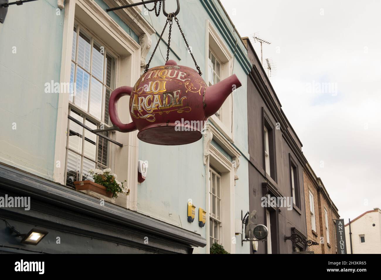 Oversize red teapot outside Antique 101 Arcade on Portobello Road ...