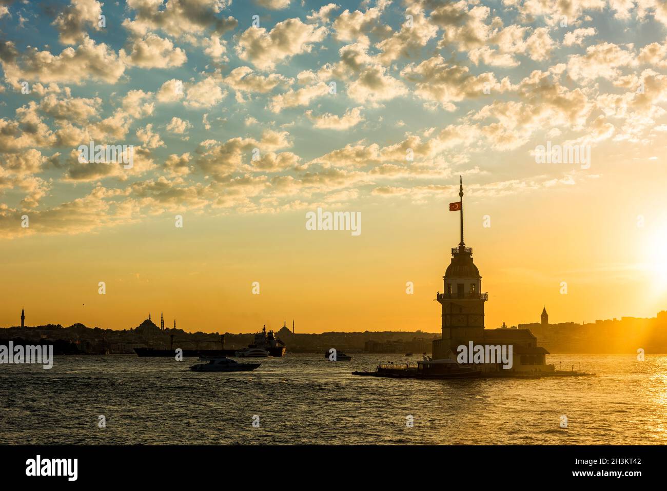 Maiden's Tower with sunset sky in Istanbul, Turkey (KIZ KULESI ...