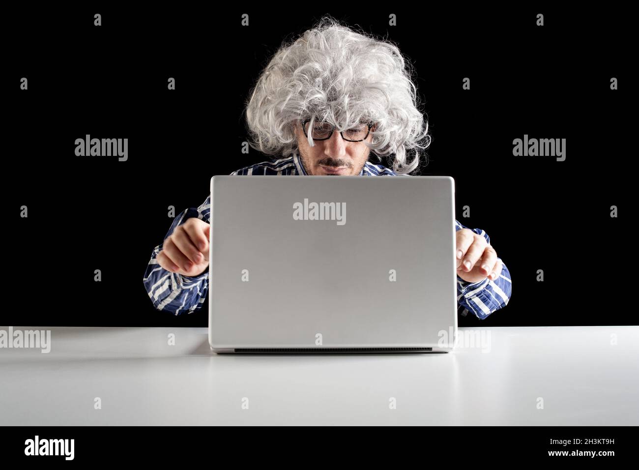 Old man confused computer hi-res stock photography and images - Alamy