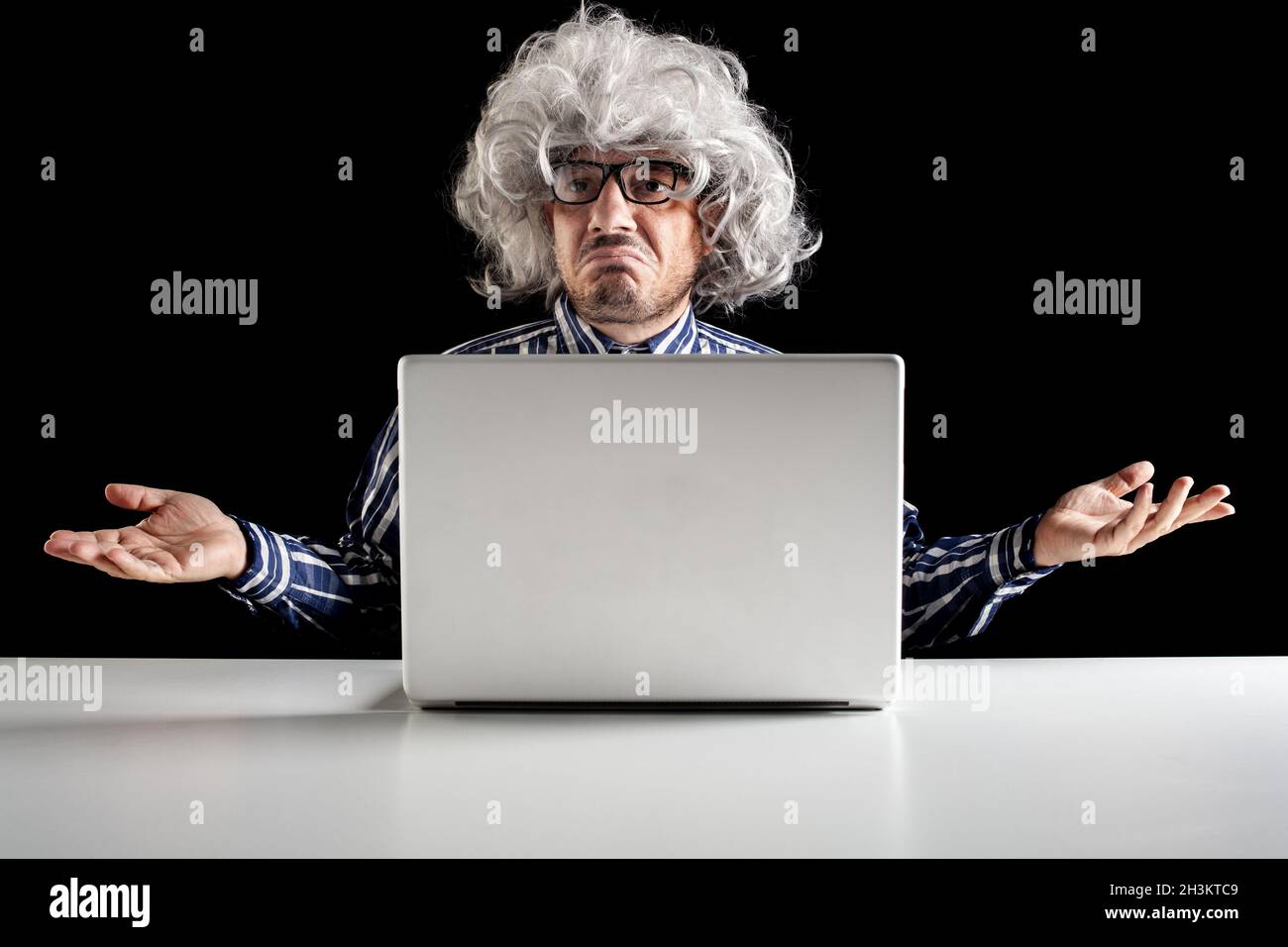 Old man confused computer hi-res stock photography and images - Alamy