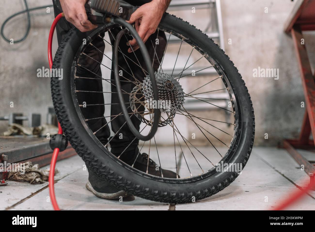 Man fixing a flat tire hi-res stock photography and images - Alamy