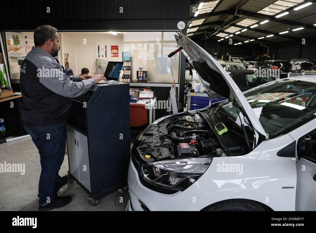A garage owner installs a FlexFuel kit for switching to E-85 fuel ...