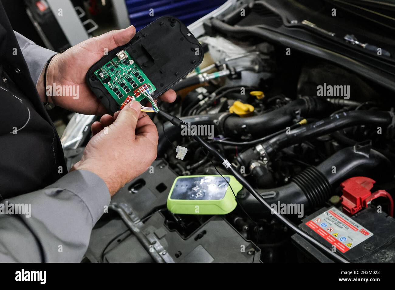 A garage owner installs a FlexFuel kit for switching to E-85 fuel ...