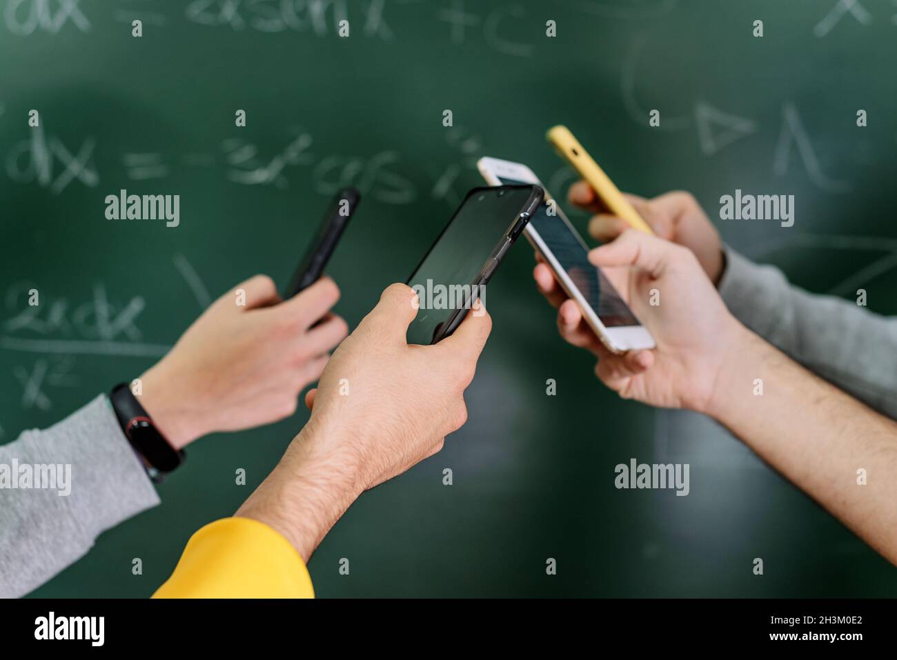 Mobile phones classroom hi-res stock photography and images - Alamy